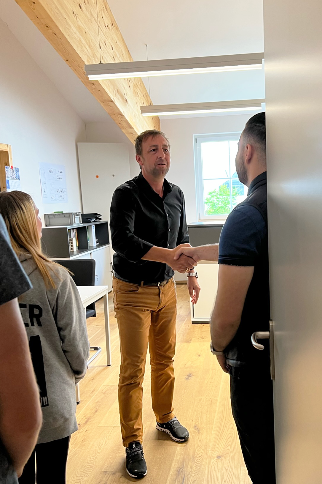 Das Team AKE begrüßt die neuen Azubis - AKE technologies GmbH